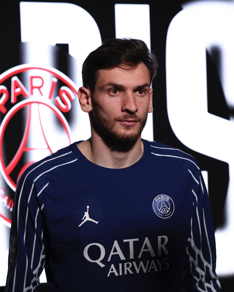 PSG confirma fichaje de Khvicha Kvaratskhelia; firma contrato hasta 2029